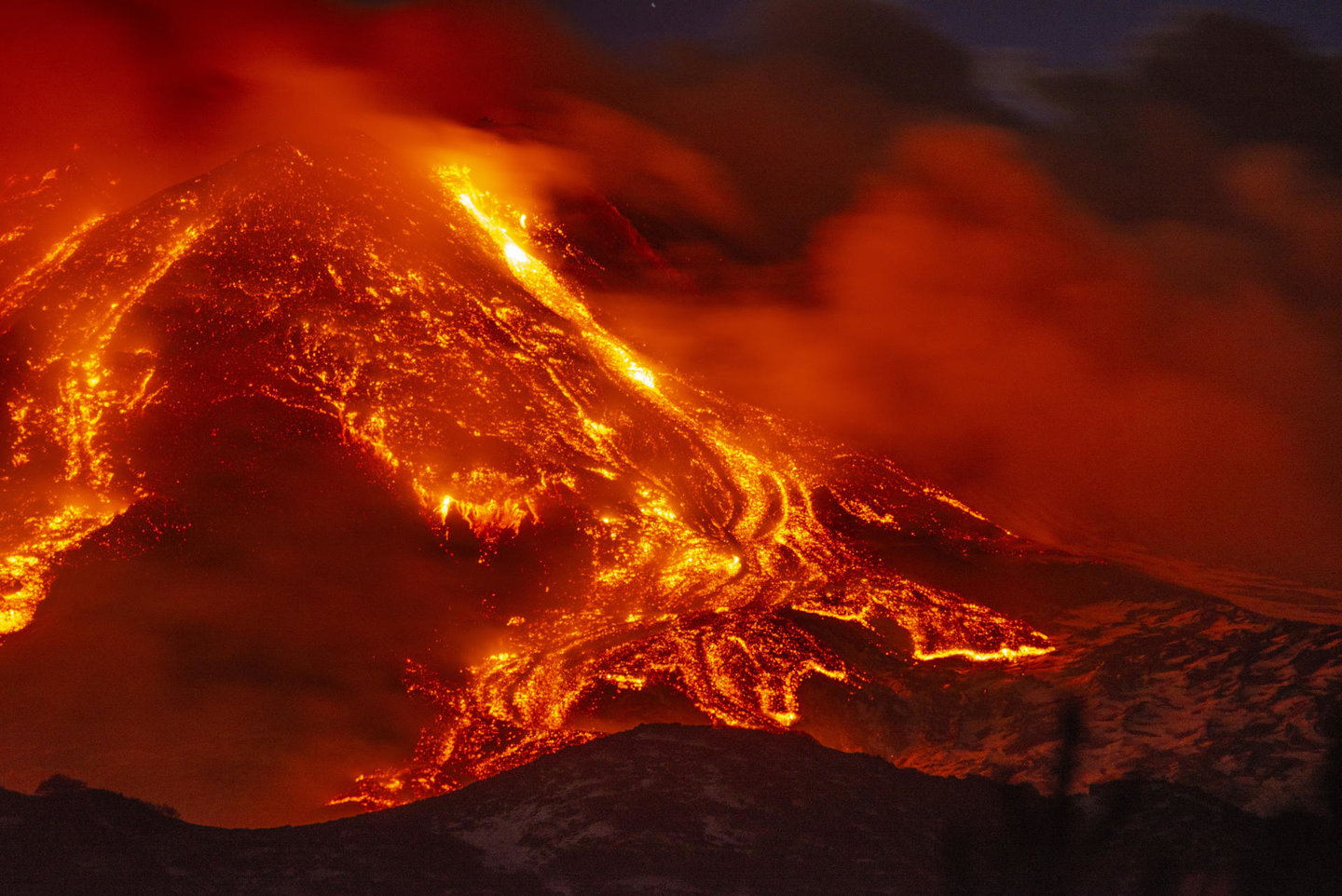 En images: la spectaculaire éruption de l'Etna en Sicile - Le Temps